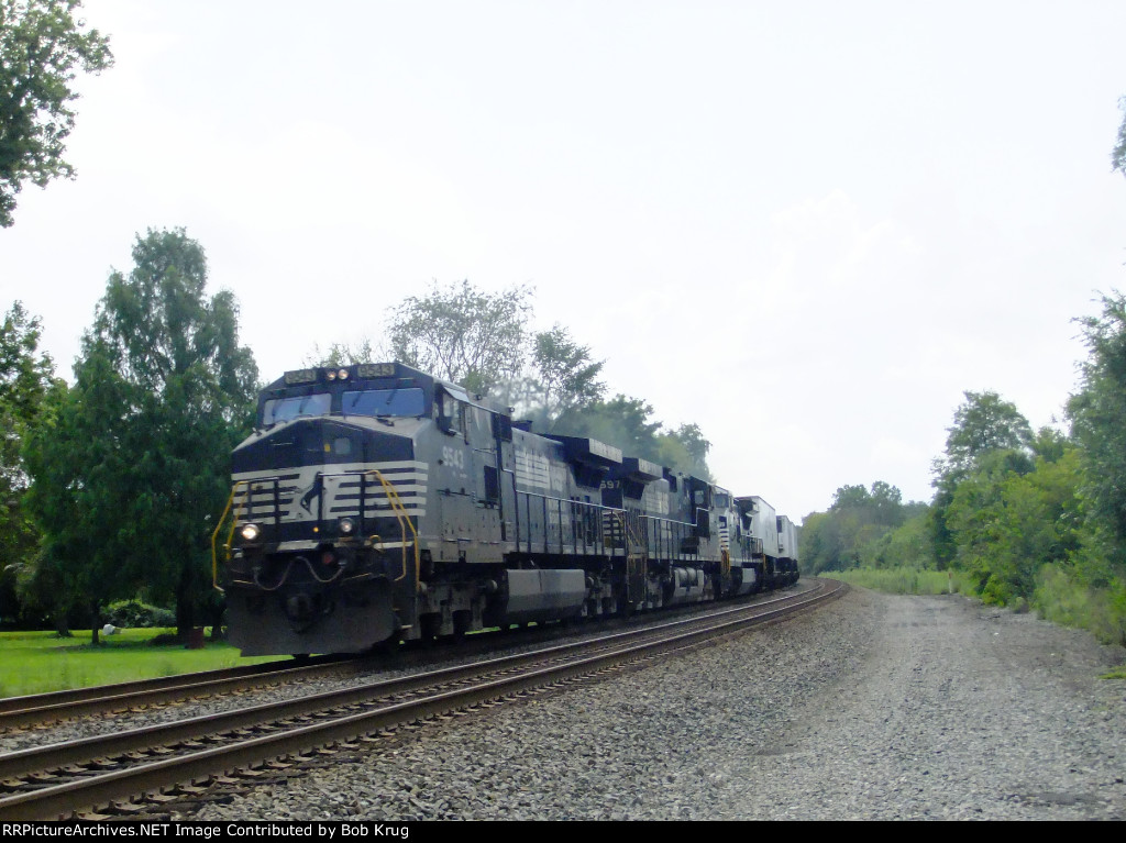 NS 9543 leads eastbound pigs